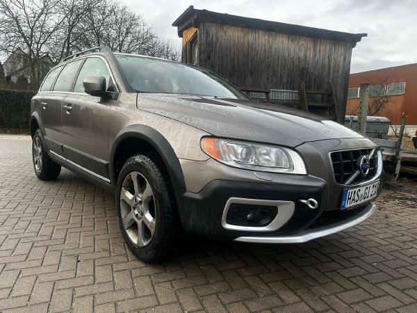 Brown Volvo XC70 2011 in Utena, with an engine capacity of 2.40 L and mileage of 297 thousand km for 6699 €, photo 1 on AUTOMOTO.COM.LV
