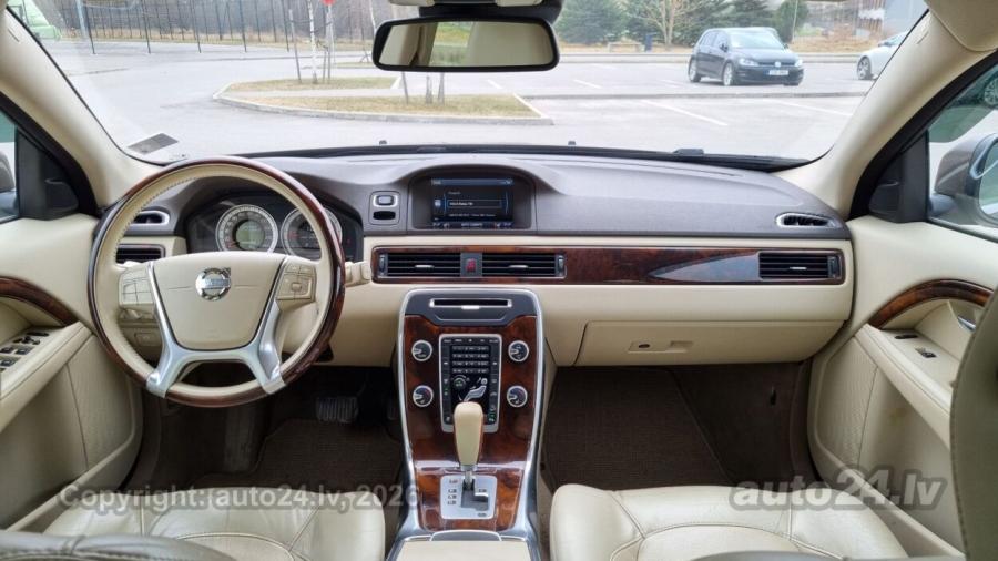 Brown Volvo XC70 2011 in Tallinn, with an engine capacity of 2.40 L and mileage of 393 thousand km for 9200 €, photo 9 on AUTOMOTO.COM.LV