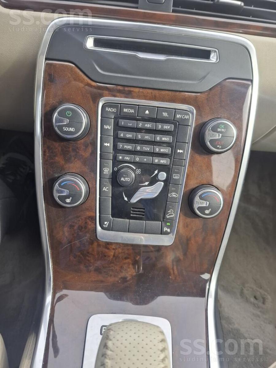 Brown Volvo XC70 2011 in Talsi, with an engine capacity of 2.40 L and mileage of 266 thousand km for 8300 €, photo 20 on AUTOMOTO.COM.LV
