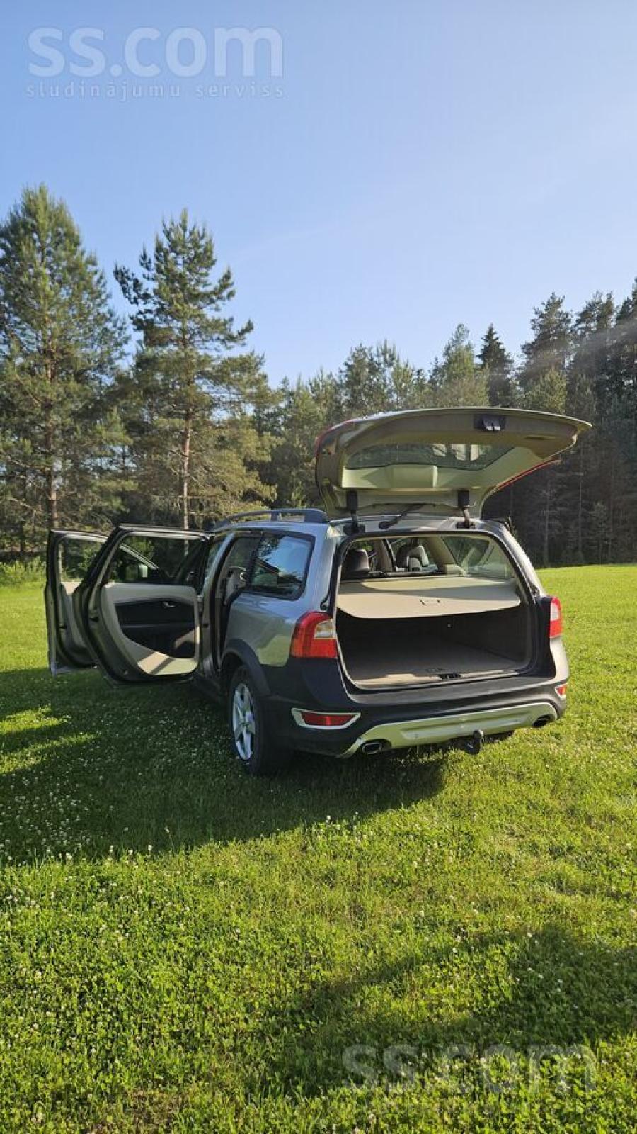 Brown Volvo XC70 2011 in Riga, with an engine capacity of 2.40 L and mileage of 240 thousand km for 7700 €, photo 7 on AUTOMOTO.COM.LV