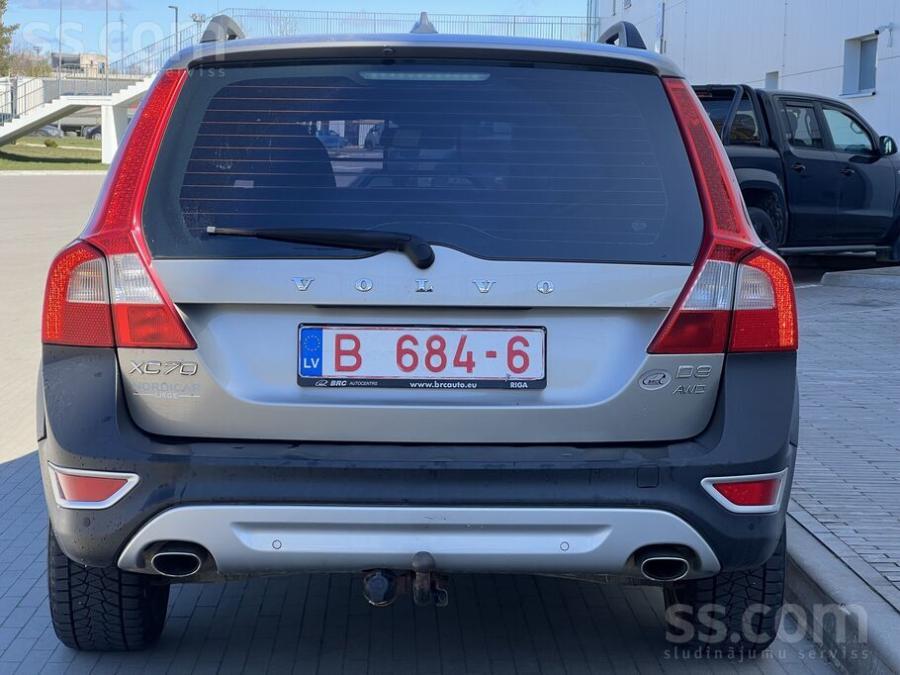 Brown Volvo XC70 2011 in Rezekne, with an engine capacity of 2.40 L and mileage of 337 thousand km for 8500 €, photo 6 on AUTOMOTO.COM.LV