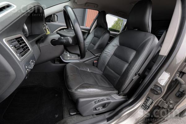 Brown Volvo XC70 2011 in Jelgava, with an engine capacity of 2.00 L and mileage of 0 thousand km for 8350 €, photo 9 on AUTOMOTO.COM.LV