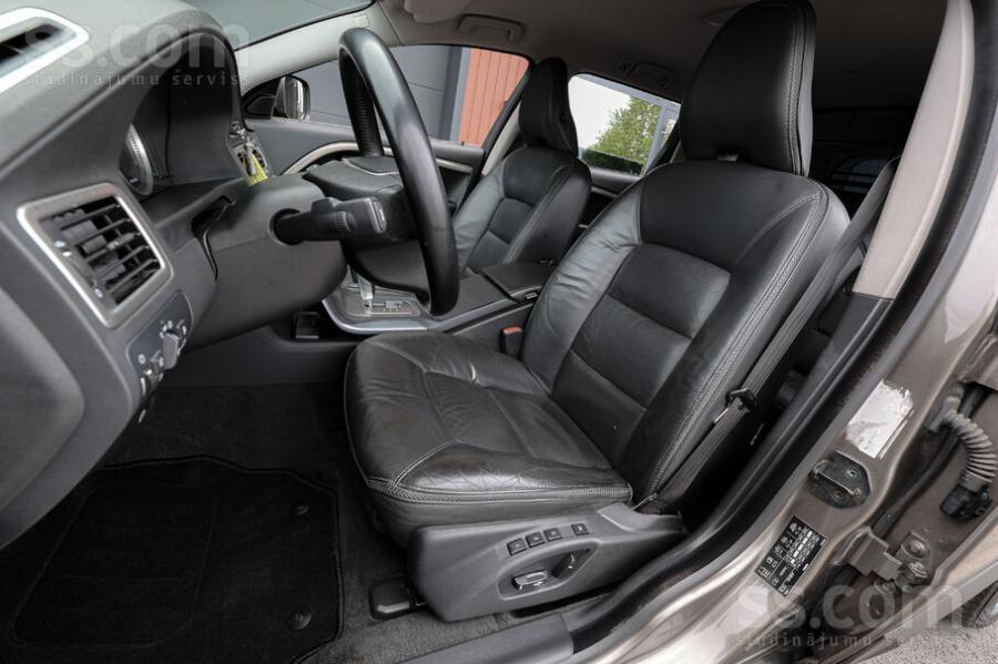 Brown Volvo XC70 2011 in Jelgava, with an engine capacity of 2.00 L and mileage of 0 thousand km for 8350 €, photo 10 on AUTOMOTO.COM.LV