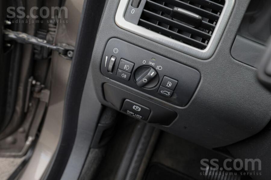 Brown Volvo XC70 2011 in Jelgava, with an engine capacity of 2.00 L and mileage of 0 thousand km for 8350 €, photo 22 on AUTOMOTO.COM.LV