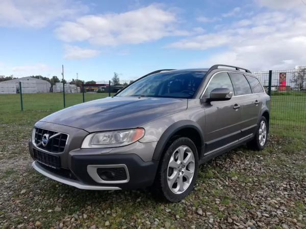 Brown Volvo XC70 2011 in Saldus, with an engine capacity of 2.00 L and mileage of 330 thousand km for 8600 €, photo 1 on AUTOMOTO.COM.LV