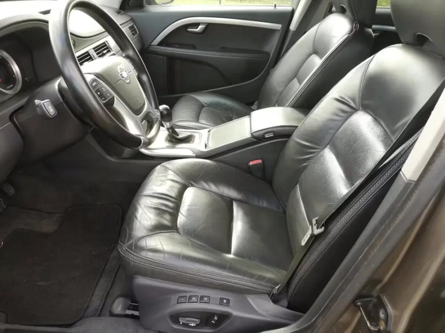 Brown Volvo XC70 2011 in Saldus, with an engine capacity of 2.00 L and mileage of 330 thousand km for 8600 €, photo 10 on AUTOMOTO.COM.LV