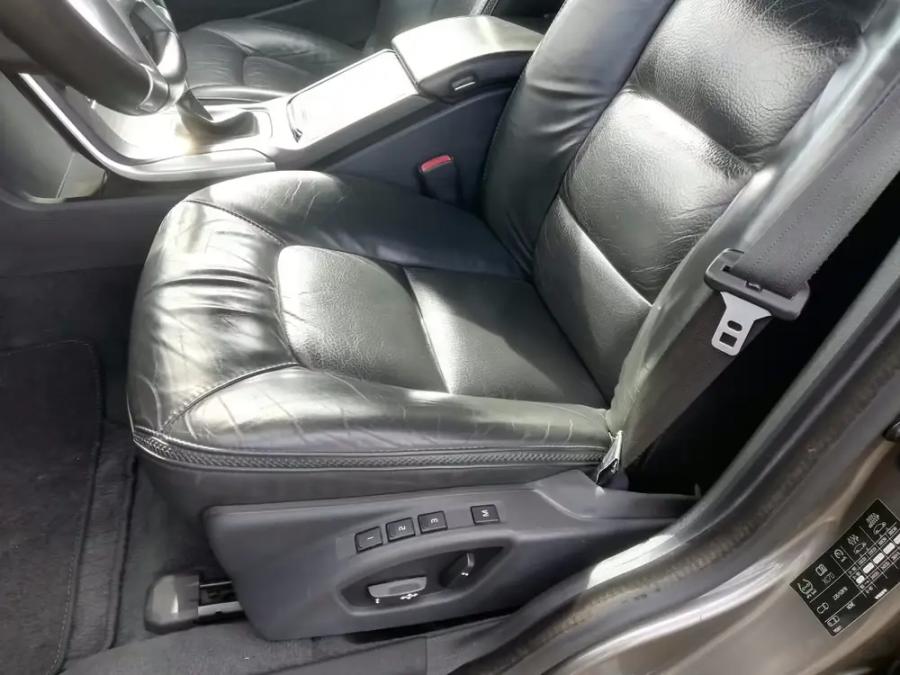 Brown Volvo XC70 2011 in Saldus, with an engine capacity of 2.00 L and mileage of 330 thousand km for 8600 €, photo 12 on AUTOMOTO.COM.LV