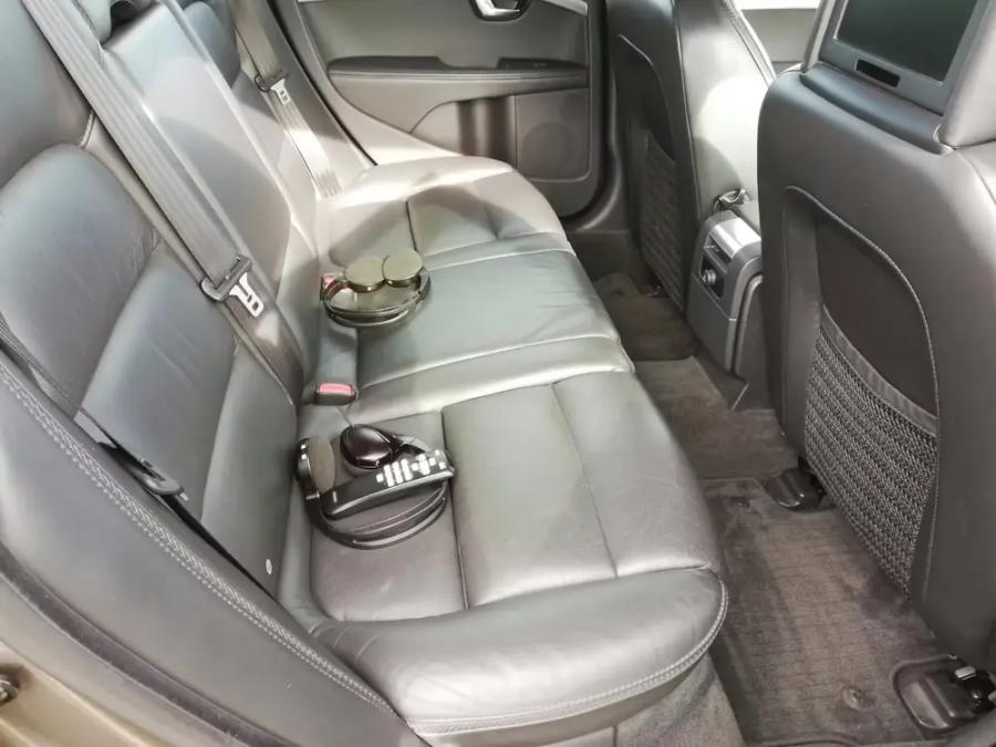 Brown Volvo XC70 2011 in Saldus, with an engine capacity of 2.00 L and mileage of 330 thousand km for 8600 €, photo 13 on AUTOMOTO.COM.LV