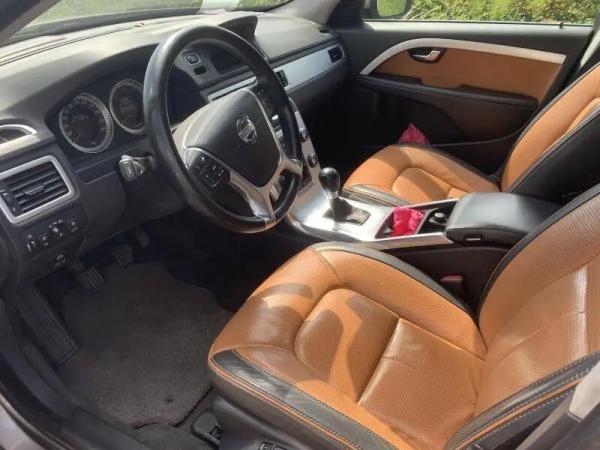 Brown Volvo XC70 2011 in Riga, with an engine capacity of 2.40 L and mileage of 256 thousand km for 12495 €, photo 3 on AUTOMOTO.COM.LV