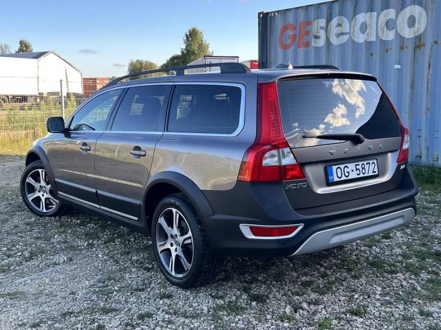 Brown Volvo XC70 2011 in Riga, with an engine capacity of 2.00 L and mileage of 265 thousand km for 8995 €, photo 3 on AUTOMOTO.COM.LV