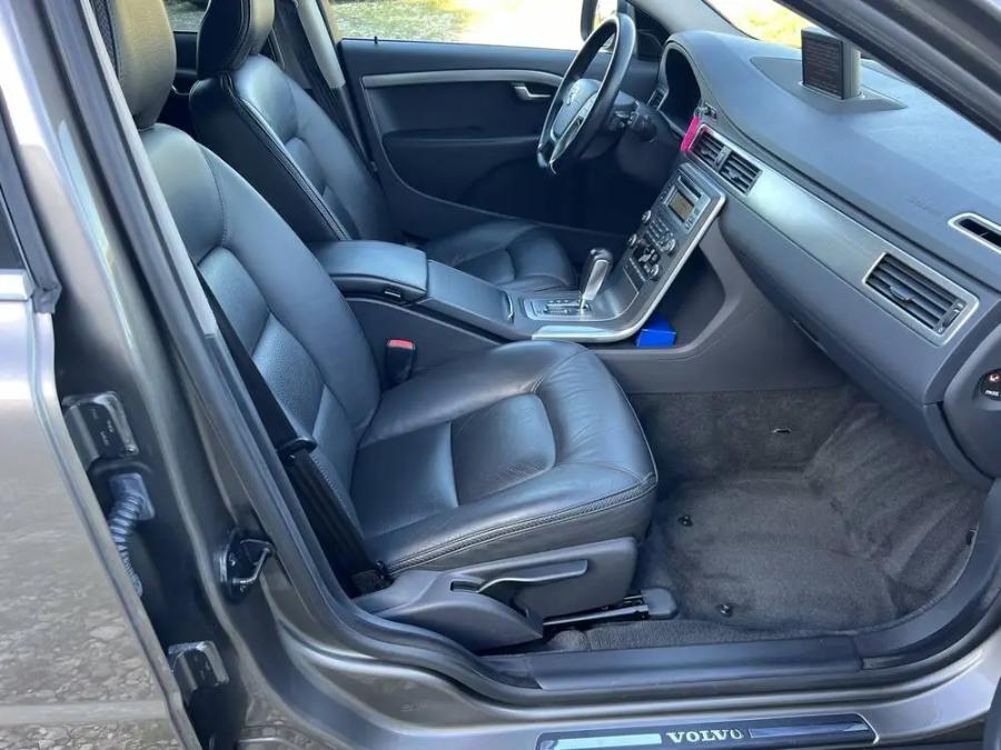 Brown Volvo XC70 2011 in Riga, with an engine capacity of 2.00 L and mileage of 265 thousand km for 8995 €, photo 17 on AUTOMOTO.COM.LV