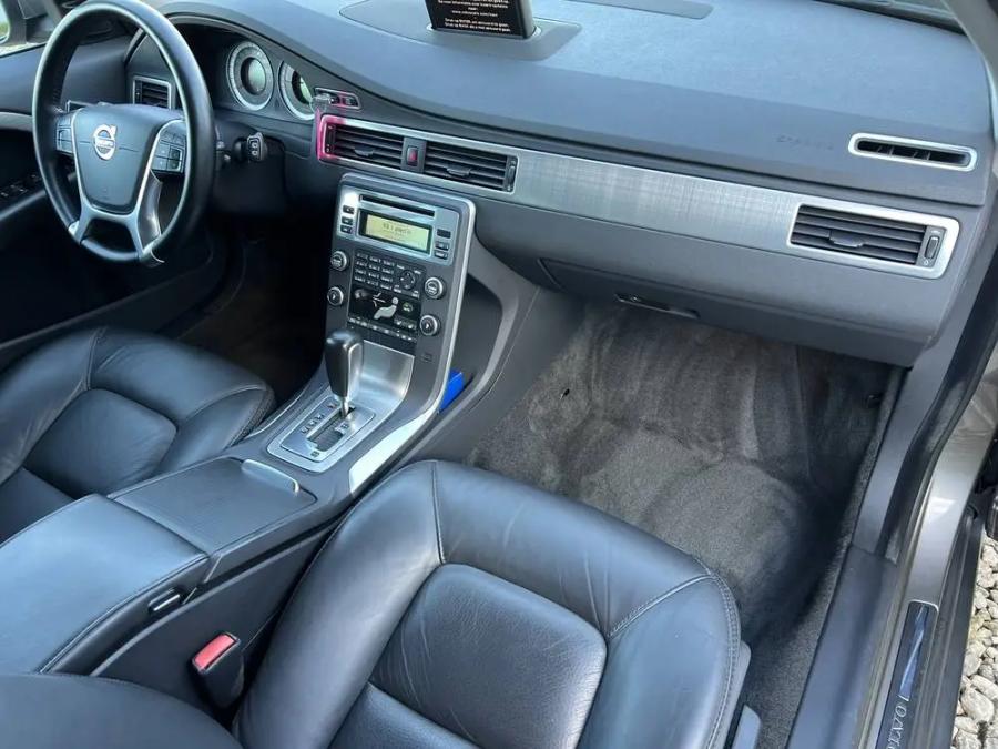 Brown Volvo XC70 2011 in Riga, with an engine capacity of 2.00 L and mileage of 265 thousand km for 8995 €, photo 18 on AUTOMOTO.COM.LV