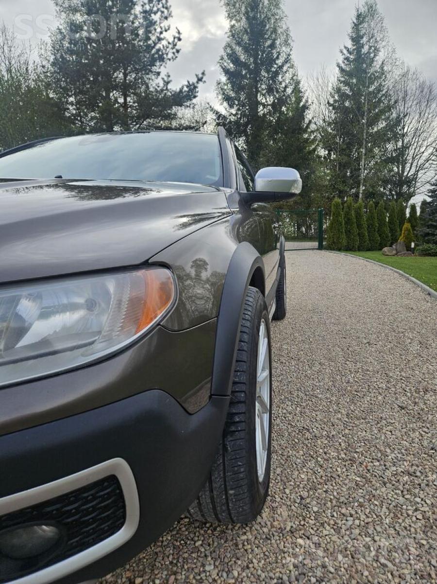 Brown Volvo XC70 2012 in Ogre, with an engine capacity of 2.40 L and mileage of 300 thousand km for 7300 €, photo 8 on AUTOMOTO.COM.LV
