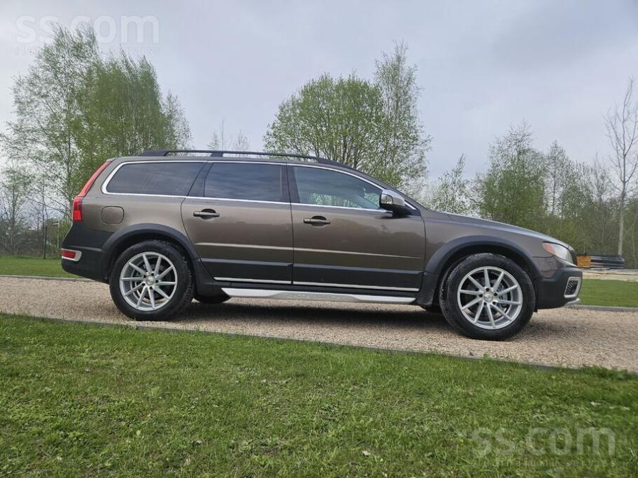Brown Volvo XC70 2012 in Ogre, with an engine capacity of 2.40 L and mileage of 300 thousand km for 7300 €, photo 10 on AUTOMOTO.COM.LV