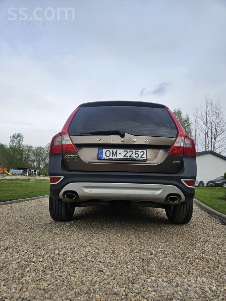 Brown Volvo XC70 2012 in Ogre, with an engine capacity of 2.40 L and mileage of 300 thousand km for 7300 €, photo 13 on AUTOMOTO.COM.LV