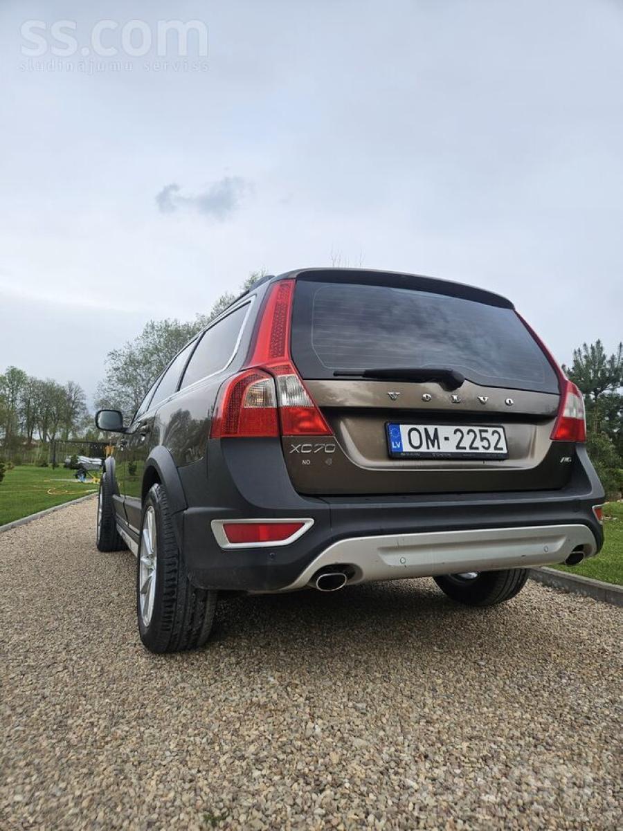 Brown Volvo XC70 2012 in Ogre, with an engine capacity of 2.40 L and mileage of 300 thousand km for 7300 €, photo 15 on AUTOMOTO.COM.LV