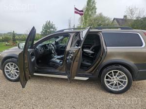 Brown Volvo XC70 2012 in Ogre, with an engine capacity of 2.40 L and mileage of 300 thousand km for 7300 €, photo 18 on AUTOMOTO.COM.LV