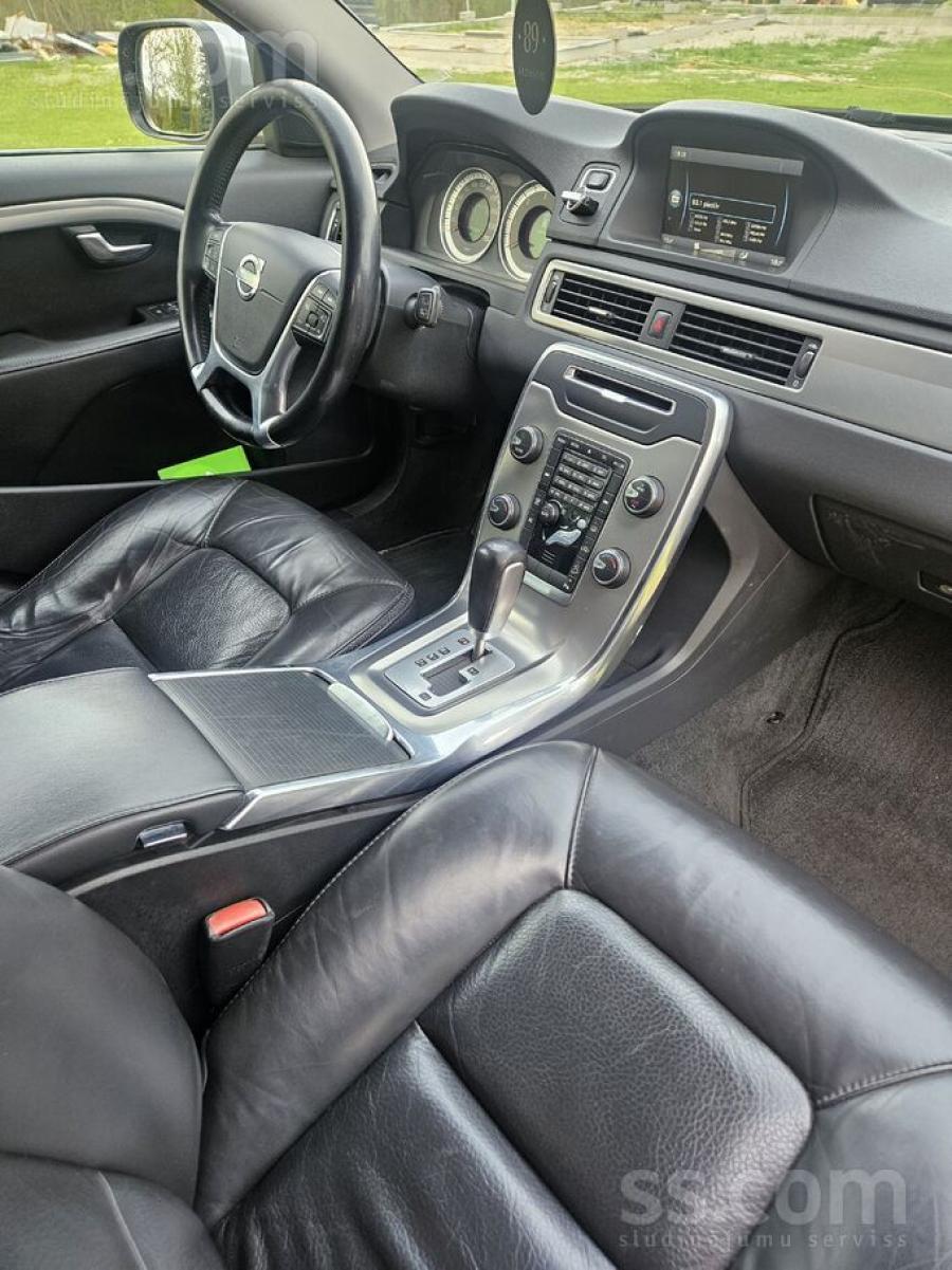 Brown Volvo XC70 2012 in Ogre, with an engine capacity of 2.40 L and mileage of 300 thousand km for 7300 €, photo 22 on AUTOMOTO.COM.LV