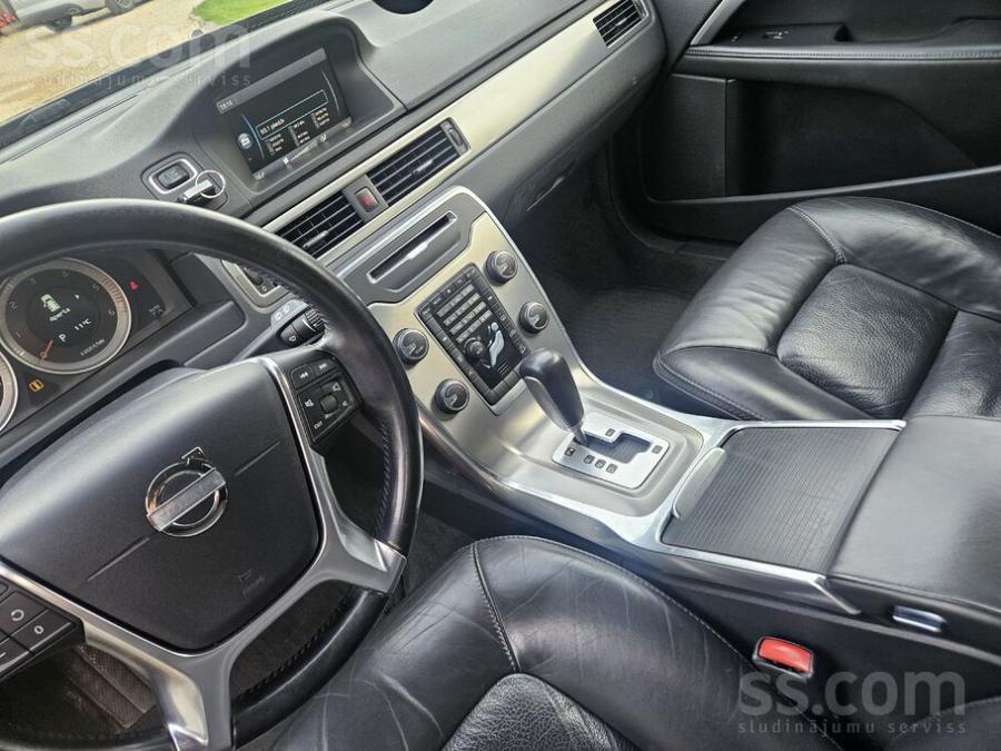 Brown Volvo XC70 2012 in Ogre, with an engine capacity of 2.40 L and mileage of 300 thousand km for 7300 €, photo 23 on AUTOMOTO.COM.LV