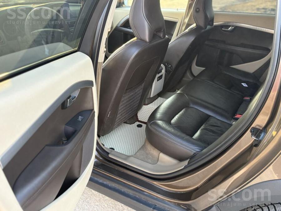 Brown Volvo XC70 2012 in Rezekne, with an engine capacity of 2.40 L and mileage of 365 thousand km for 8700 €, photo 7 on AUTOMOTO.COM.LV