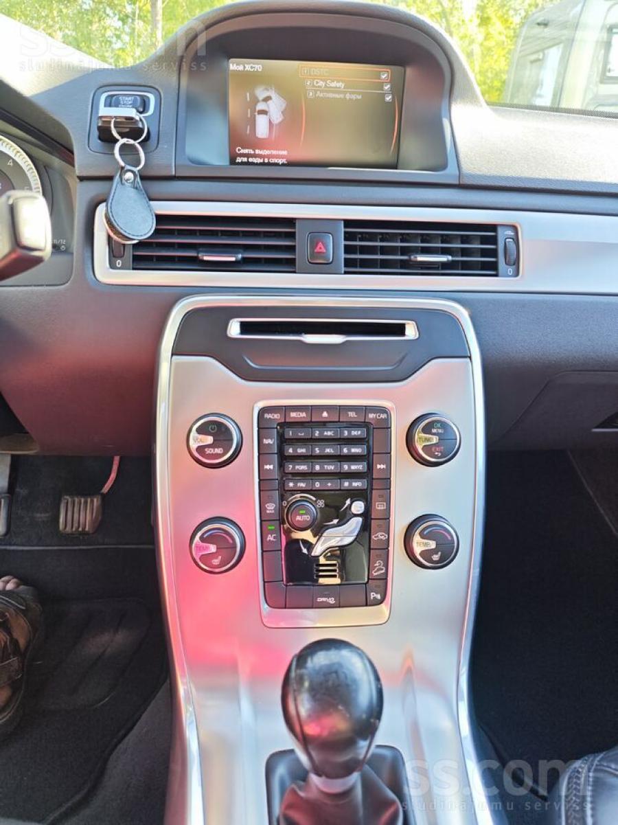 Brūns Volvo XC70 2012 Rīga, ar dzinēja tilpumu 2.40 L un nobraukumu 271 tūkst. km par 9400 €, foto 17 vietnē AUTOMOTO.COM.LV