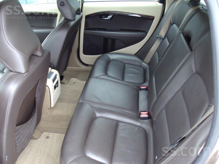 Brown Volvo XC70 2012 in Riga, with an engine capacity of 2.40 L and mileage of 219 thousand km for 11300 €, photo 4 on AUTOMOTO.COM.LV