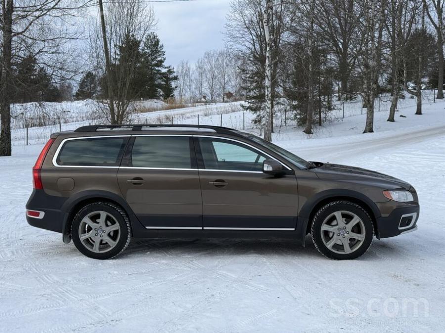 Brown Volvo XC70 2012 in Valmiera, with an engine capacity of 2.40 L and mileage of 316 thousand km for 8500 €, photo 3 on AUTOMOTO.COM.LV