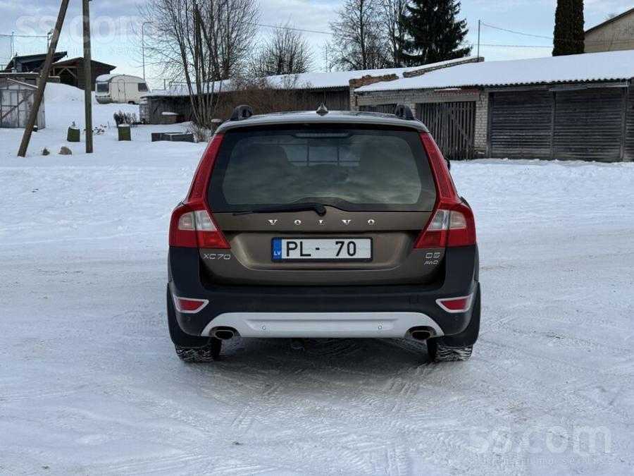 Brown Volvo XC70 2012 in Valmiera, with an engine capacity of 2.40 L and mileage of 316 thousand km for 8500 €, photo 5 on AUTOMOTO.COM.LV