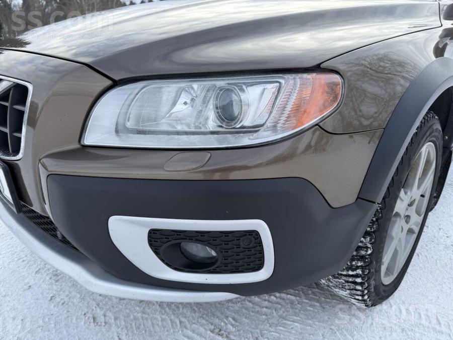 Brown Volvo XC70 2012 in Valmiera, with an engine capacity of 2.40 L and mileage of 316 thousand km for 8500 €, photo 9 on AUTOMOTO.COM.LV