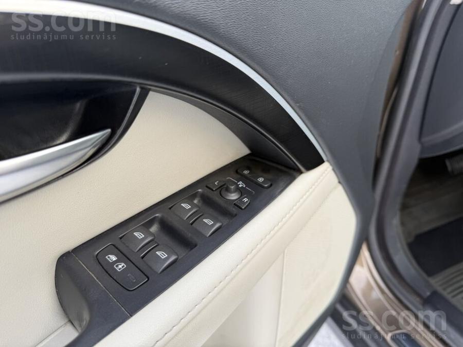 Brown Volvo XC70 2012 in Valmiera, with an engine capacity of 2.40 L and mileage of 316 thousand km for 8500 €, photo 11 on AUTOMOTO.COM.LV