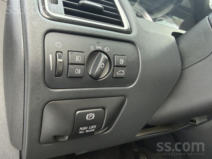 Brown Volvo XC70 2012 in Valmiera, with an engine capacity of 2.40 L and mileage of 316 thousand km for 8500 €, photo 14 on AUTOMOTO.COM.LV