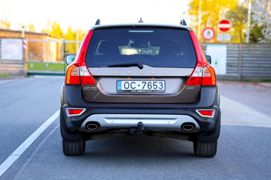 Brown Volvo XC70 2012 in Riga, with an engine capacity of 2.40 L and mileage of 257 thousand km for 10850 €, photo 7 on AUTOMOTO.COM.LV