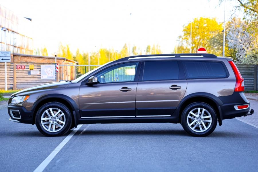 Brown Volvo XC70 2012 in Riga, with an engine capacity of 2.40 L and mileage of 257 thousand km for 10850 €, photo 9 on AUTOMOTO.COM.LV