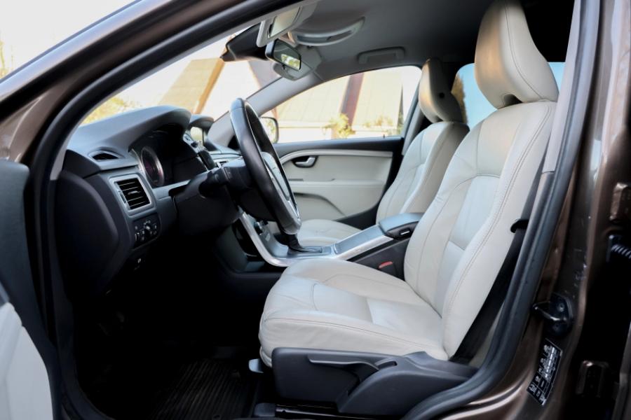 Brown Volvo XC70 2012 in Riga, with an engine capacity of 2.40 L and mileage of 257 thousand km for 10850 €, photo 10 on AUTOMOTO.COM.LV