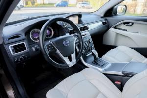 Brown Volvo XC70 2012 in Riga, with an engine capacity of 2.40 L and mileage of 257 thousand km for 10850 €, photo 11 on AUTOMOTO.COM.LV