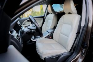 Brown Volvo XC70 2012 in Riga, with an engine capacity of 2.40 L and mileage of 257 thousand km for 10850 €, photo 12 on AUTOMOTO.COM.LV