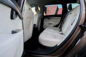 Brown Volvo XC70 2012 in Riga, with an engine capacity of 2.40 L and mileage of 257 thousand km for 10850 €, photo 13 on AUTOMOTO.COM.LV