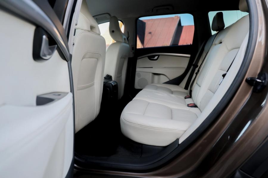 Brown Volvo XC70 2012 in Riga, with an engine capacity of 2.40 L and mileage of 257 thousand km for 10850 €, photo 13 on AUTOMOTO.COM.LV