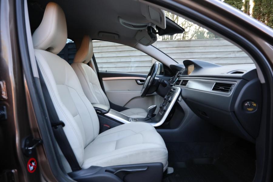Brown Volvo XC70 2012 in Riga, with an engine capacity of 2.40 L and mileage of 257 thousand km for 10850 €, photo 16 on AUTOMOTO.COM.LV