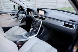 Brown Volvo XC70 2012 in Riga, with an engine capacity of 2.40 L and mileage of 257 thousand km for 10850 €, photo 17 on AUTOMOTO.COM.LV