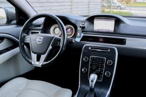 Brown Volvo XC70 2012 in Riga, with an engine capacity of 2.40 L and mileage of 257 thousand km for 10850 €, photo 18 on AUTOMOTO.COM.LV