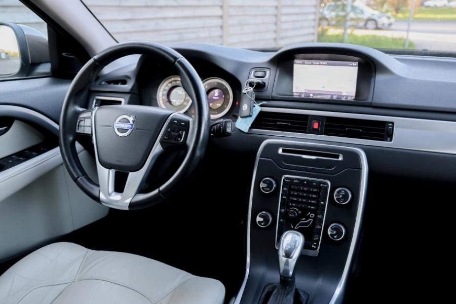 Brown Volvo XC70 2012 in Riga, with an engine capacity of 2.40 L and mileage of 257 thousand km for 10850 €, photo 18 on AUTOMOTO.COM.LV