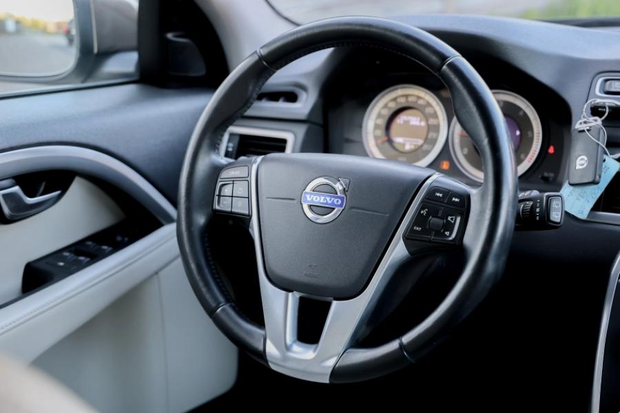 Brown Volvo XC70 2012 in Riga, with an engine capacity of 2.40 L and mileage of 257 thousand km for 10850 €, photo 19 on AUTOMOTO.COM.LV