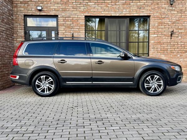 Brown Volvo XC70 2012 in Riga, with an engine capacity of 2.00 L and mileage of 285 thousand km for 9100 €, photo 2 on AUTOMOTO.COM.LV
