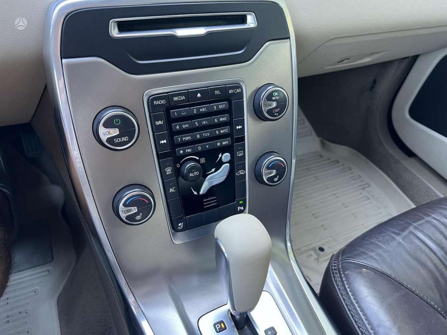 Brūns Volvo XC70 2012 Kauņa, ar dzinēja tilpumu 1.98 L un nobraukumu 268 tūkst. km par 8350 €, foto 24 vietnē AUTOMOTO.COM.LV