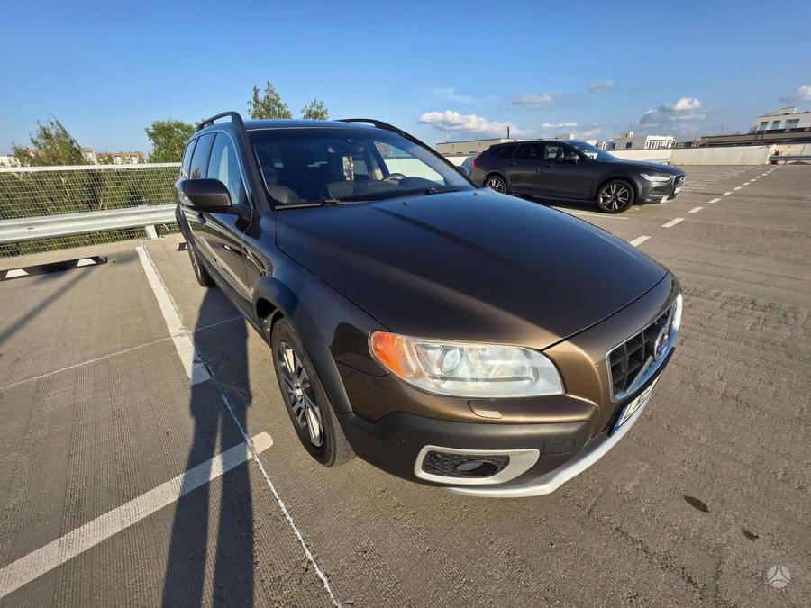 Brown Volvo XC70 2012 in Vilnius, with an engine capacity of 2.40 L and mileage of 304 thousand km for 10500 €, photo 4 on AUTOMOTO.COM.LV