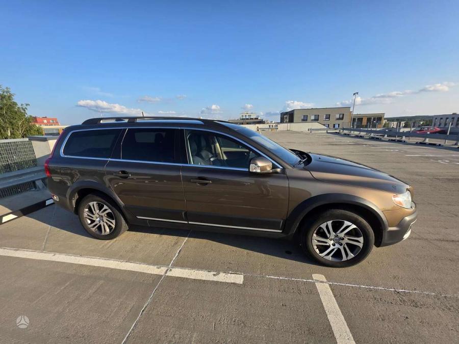 Brown Volvo XC70 2012 in Vilnius, with an engine capacity of 2.40 L and mileage of 304 thousand km for 10500 €, photo 5 on AUTOMOTO.COM.LV