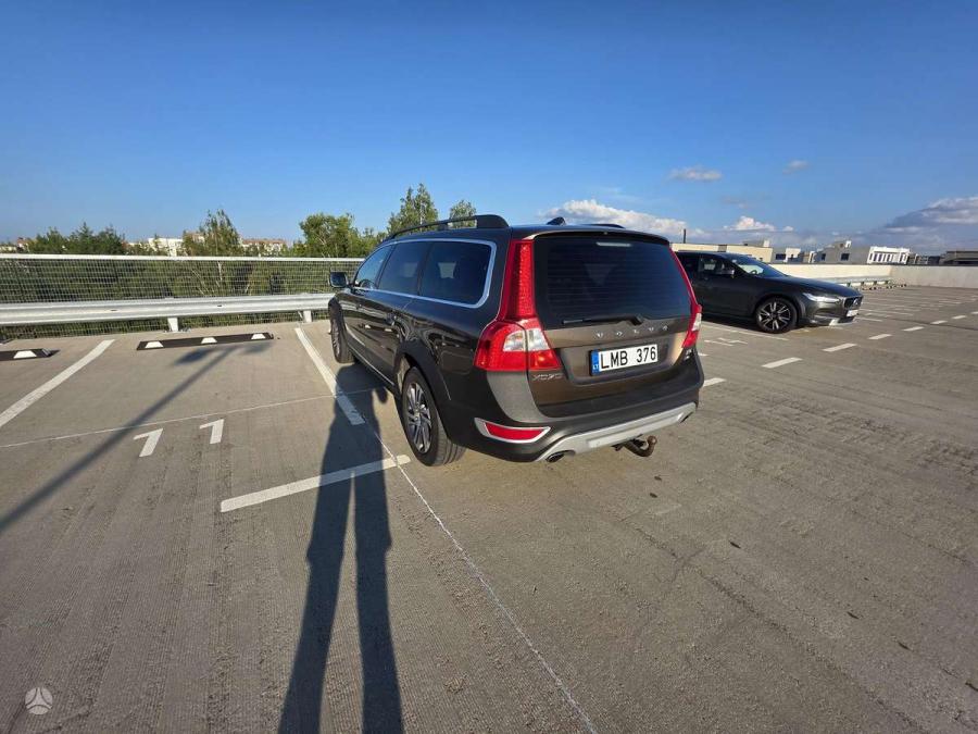 Brown Volvo XC70 2012 in Vilnius, with an engine capacity of 2.40 L and mileage of 304 thousand km for 10500 €, photo 11 on AUTOMOTO.COM.LV