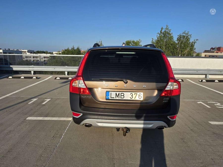 Brown Volvo XC70 2012 in Vilnius, with an engine capacity of 2.40 L and mileage of 304 thousand km for 10500 €, photo 16 on AUTOMOTO.COM.LV