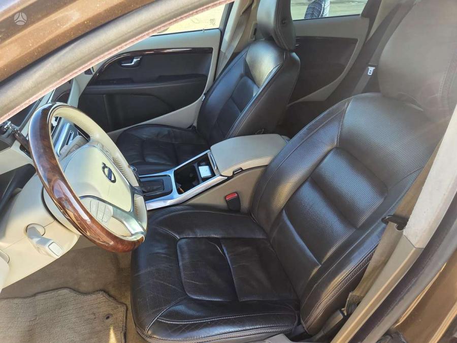 Brown Volvo XC70 2012 in Vilnius, with an engine capacity of 2.40 L and mileage of 304 thousand km for 10500 €, photo 21 on AUTOMOTO.COM.LV